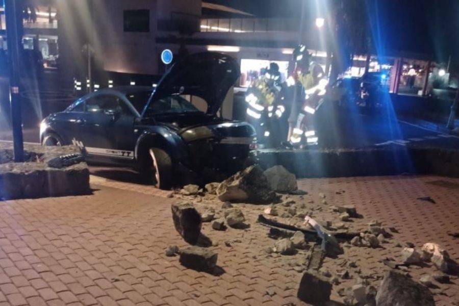 Canarian Weekly - Car crashes into wall in Playa Blanca