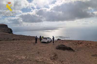 Canarian Weekly - Man rescued after car found on the edge of 200-metre ...
