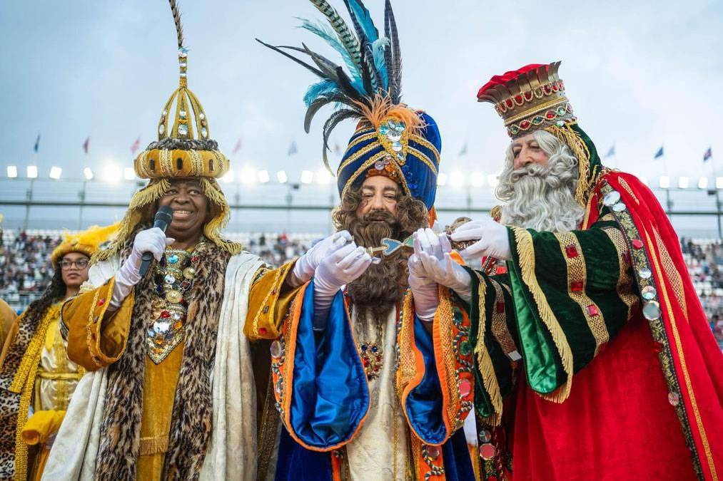 Canarian Weekly - The Three Kings brave bad weather to greet thousands ...